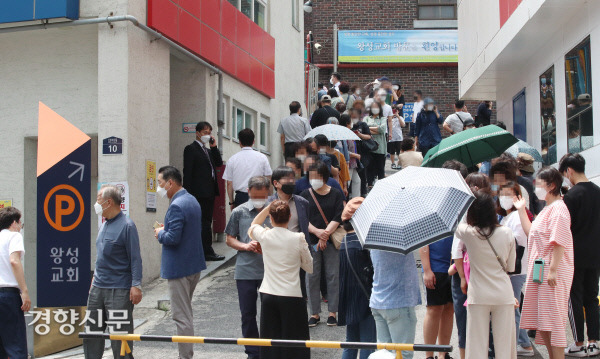 종교시설 코로나 19 집단감염검사받기 위해 선별진료소 몰려든 왕성교회 교인들 경향포토