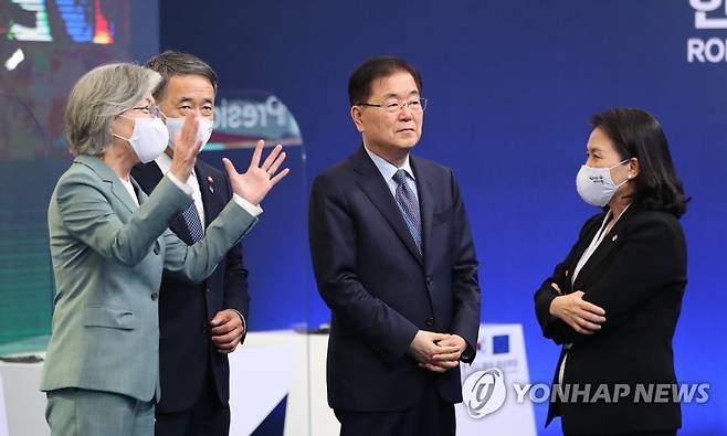 한 Eu 화상 정상회담 참석하는 장관들
