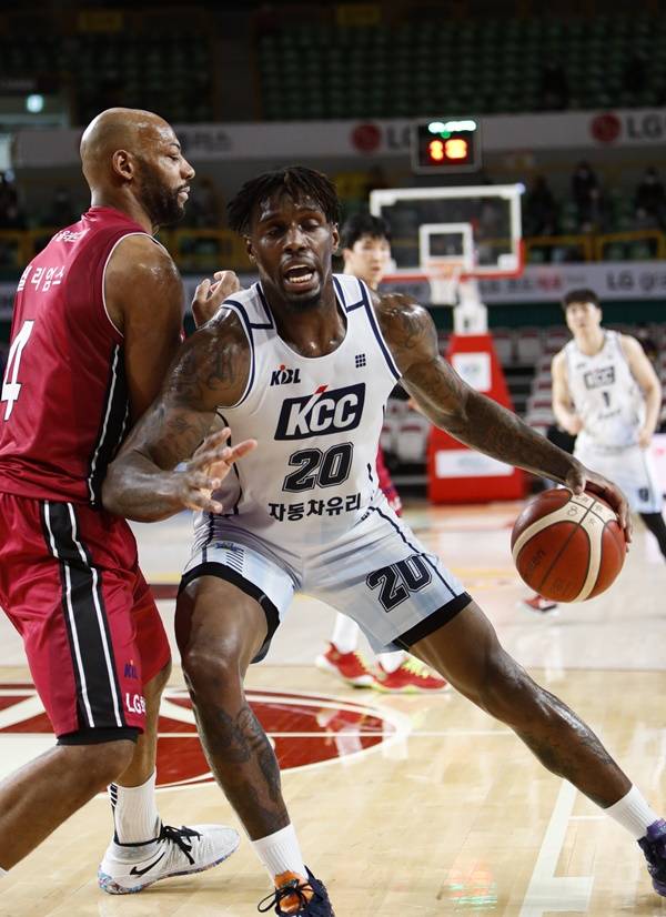 '라건아 22득점' KCC, LG에 역전승..정규리그 우승 매직넘버 '1'