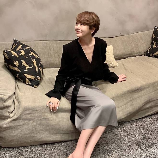 이승연, 9kg 감량하더니 과감한 의상도 척척..가녀린 각선미 인증 [SNS★컷]