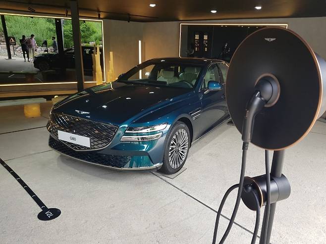 제네시스 G80 전기차, 12일 국내 첫 공개.."370마력·427km 주행" | 지피코리아