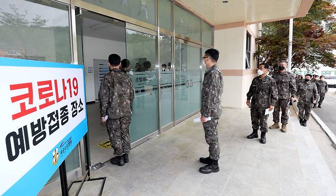 Az 2회 접종한 해군 간부 코로나 확진 軍 돌파감염 첫 사례