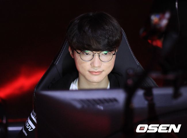 '감독 부재' 상황에도.. T1, 통신사 라이벌 KT 완파(종합) [LCK]