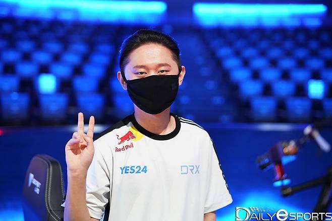 포토 눈길 끄는 표식 홍창현의 올백 머리