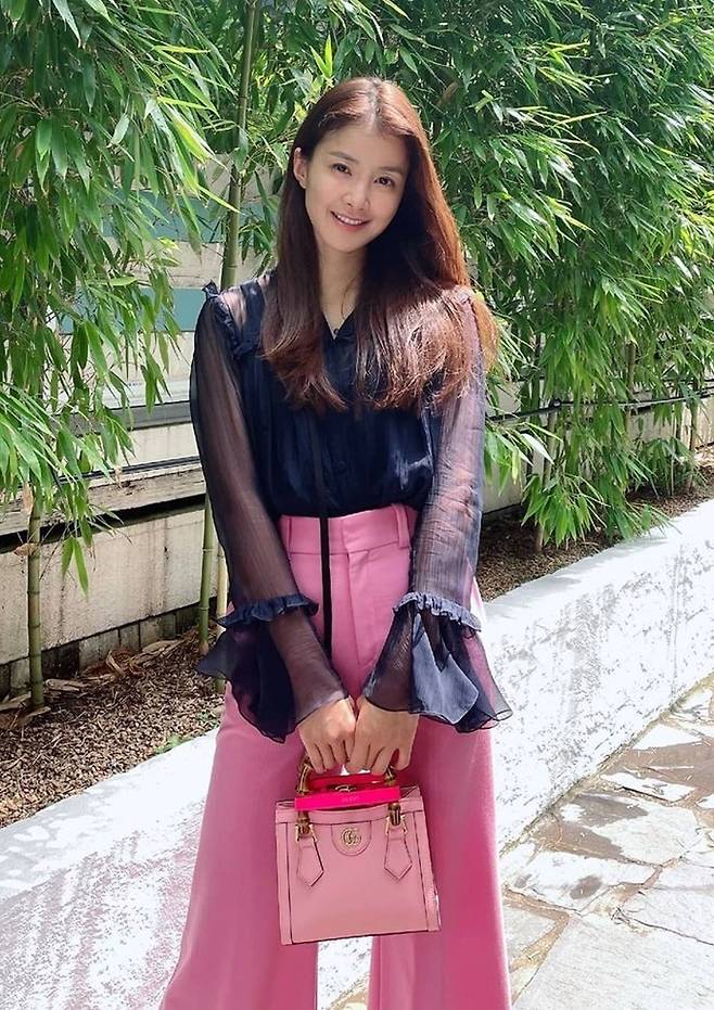이시영 여름 멋쟁이 시스루와 핫핑크 팬츠 뭘 입어도 어울려 패션엔