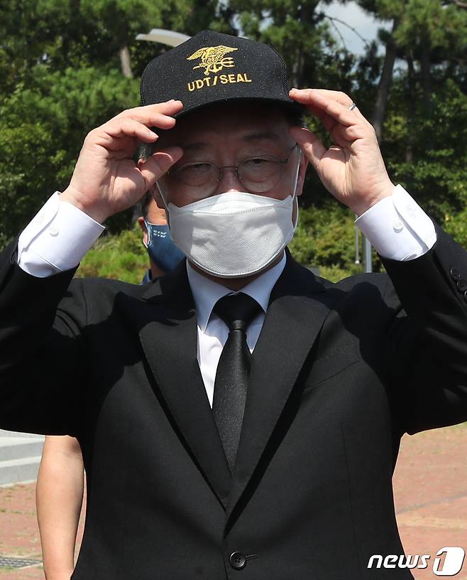 고향서 해군모자 착용하는 최재형 전 감사원장
