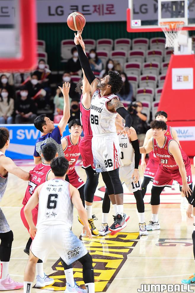 [JB포토] LG와 KGC 경기 점프볼