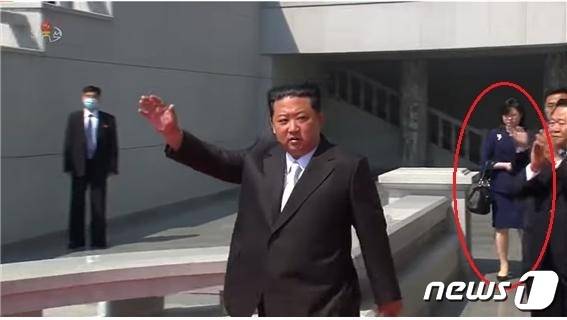 김정은 옆에 갑자기 나타난 그녀 누군지 아무도 모른다