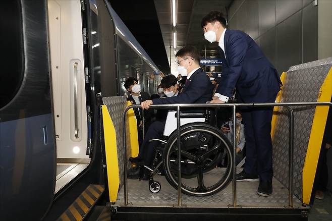 전장연 시민 볼모 삼냐던 이준석 장애인의 날 맞아 휠체어 리프트 체험
