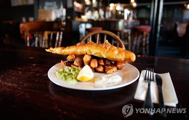 우크라이나 전쟁에 英 소울푸드 피시앤드칩스도 위기
