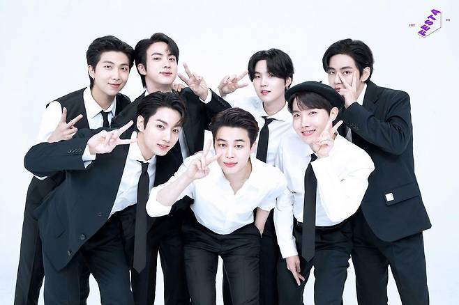 '컴백 D-7' 방탄소년단, 데뷔 9주년 가족사진 공개 '7인7색 매력'