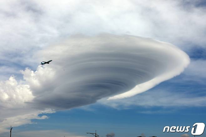 더쿠 뉴스1 Pick 제주 하늘에 Ufo모양 초대형 렌즈구름 발생