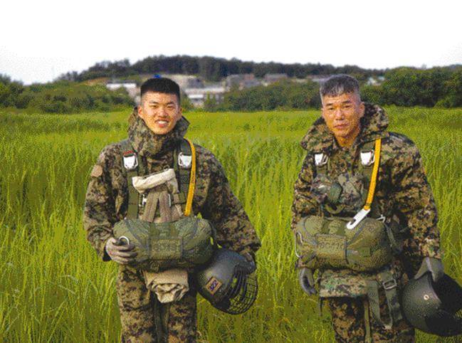 육사 생도 아들과 주임원사 아버지 동반 강하훈련 화제
