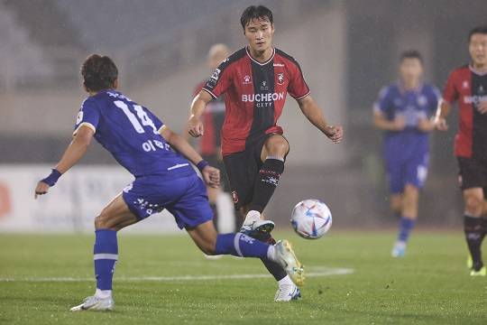 왼쪽엔 조현택! K리그2 28R MVP 선정