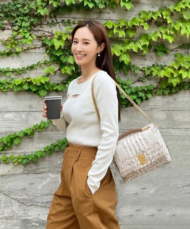 소녀시대 유리 벌써 가을을 입었네 파워당당 크로스 컷아웃 니트룩 패션엔