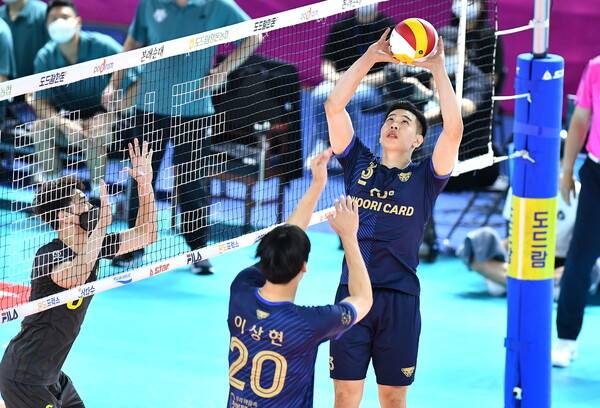 '2연속 우승 가자' 우리카드, 현대캐피탈 3-1 제압.. 조1위로 준결승 진출[KOVO컵]