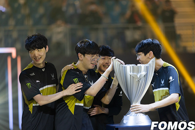 포토 첫 Lck 우승 룰러 박재혁 트로피 앞에서 엉엉