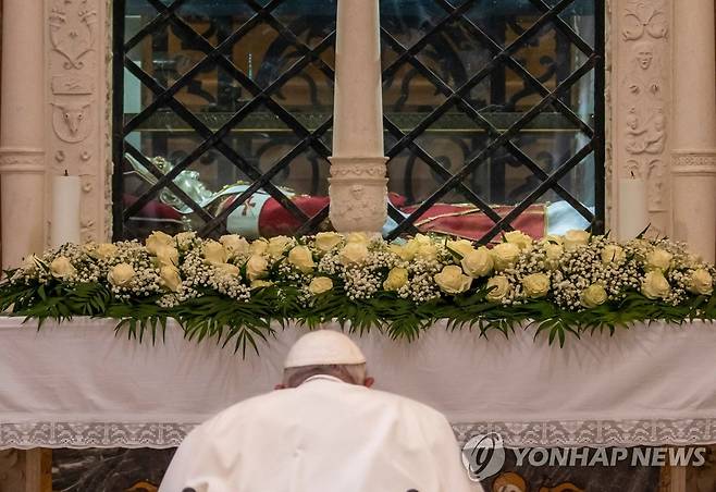 라퀼라 방문한 프란치스코 교황 조기 사임설 모락모락