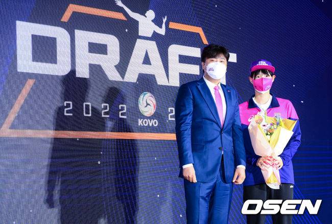 입단하니 선배가 김연경..1R 신인 "기본기·자기관리 배우고 싶어요"