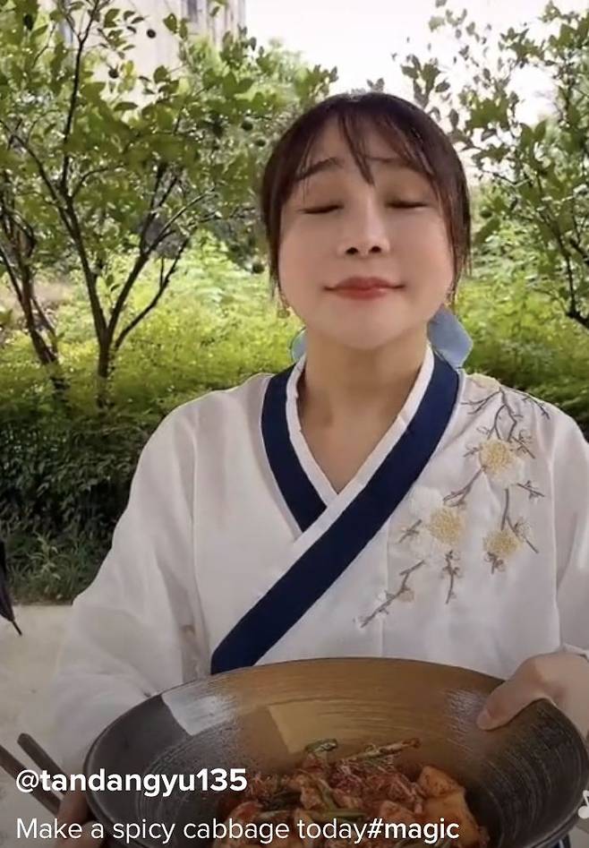 한복 입고 소림권 쓰며 김치 담근 中틱톡커 영상 200만명이 봤다