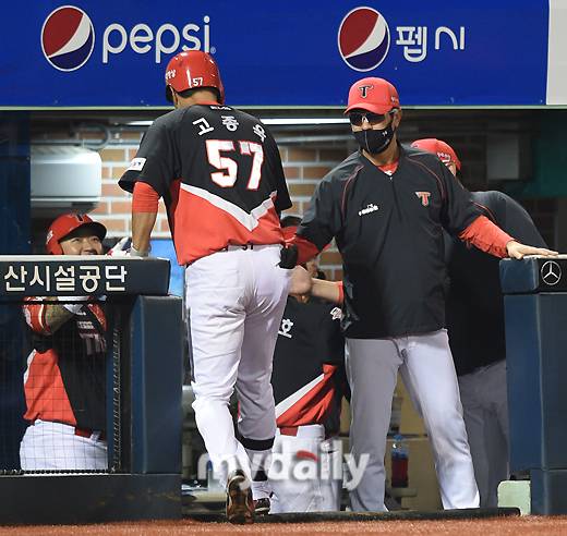 타이거즈 원클럽맨한 남자의 명언 프로는 자리 비우면 안 된다