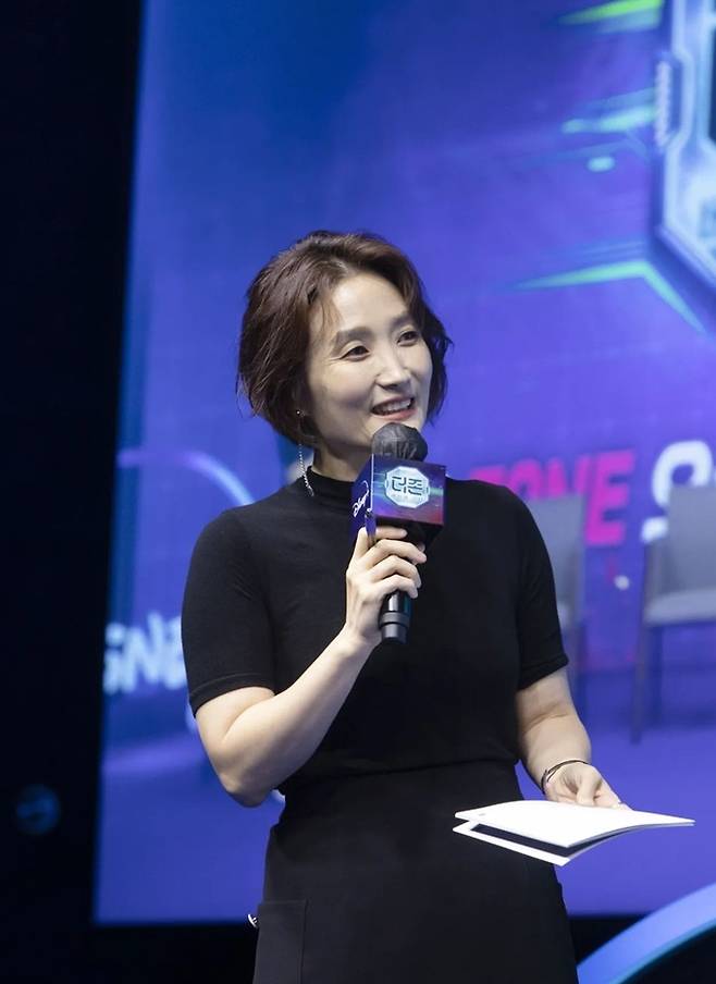 살빠진 박경림 독보적인 지적 원숙미 달라진 옷 태의 블랙 원피스룩 패션엔