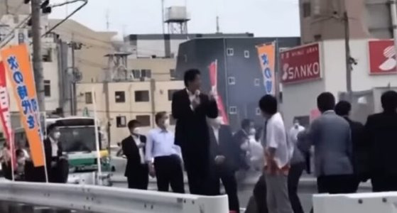 아베 쏜 진범 따로있다 총알 12발 미스터리日덮친 음모론