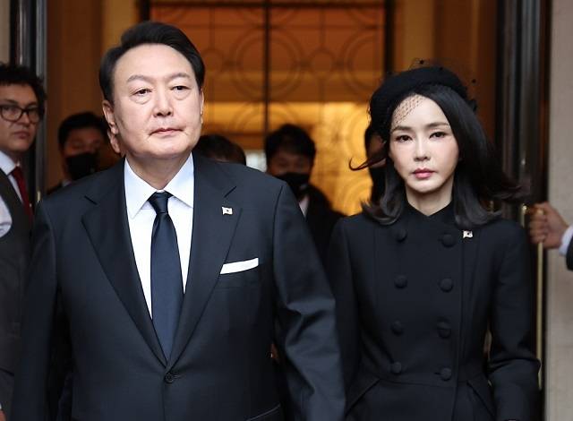 英여왕 장례식 김건희 여사 검은 베일 논란상주만 쓴다