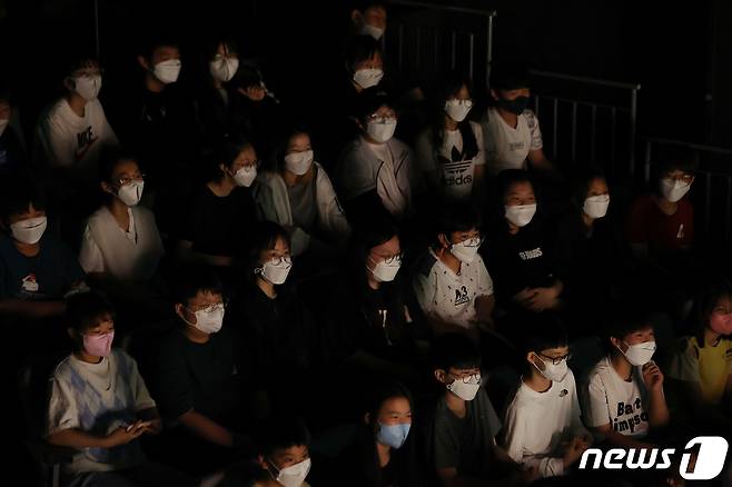 내일부터 실외 마스크 의무 전면 해제버스·택시 실내로 예외