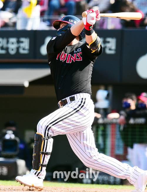 '김민성 만루포+투수 11명 등판' LG, SSG에 6-2 역전승..1위 싸움 모른다[MD인천]