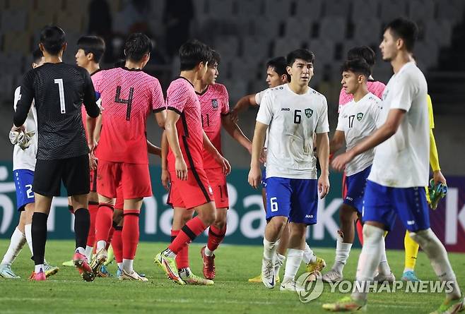 무승부로 경기 마친 양 팀 선수들