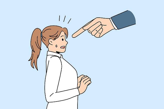 채 써는 사진 보내 휴일에도 지시한 영양사 인권위 괴롭힘