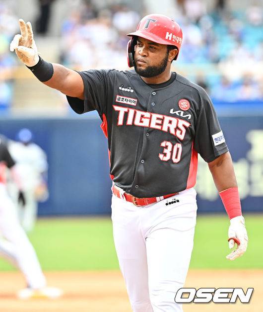 KIA 소크라테스 부모님, 1일 SSG전 승리 기원 시구