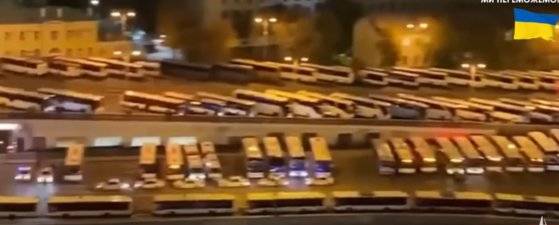 푸틴과 만세 안 외쳤다병합선언 날 무표정 관중들 정체