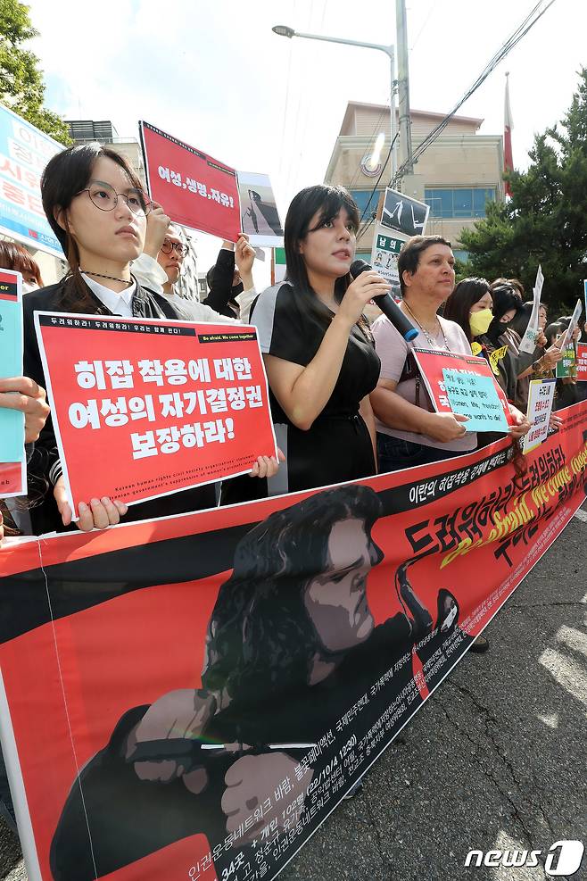 히잡 의문사 관련 시위 지지 발언하는 이란여성 아이샤