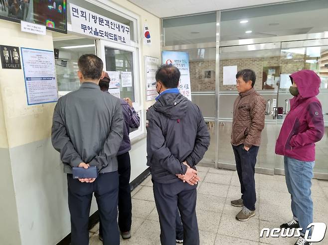 르포 쾅굉음에 암소 유산 걱정 예고 없는 미사일 사격에 놀란 강릉 하시동리
