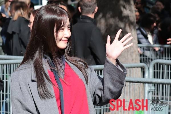 파리서 초미니 입은 윤아 해외 매체에도 포착프랑스 밝히는 명품 미모