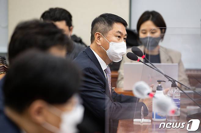 국감 금융위 국감 답변하는 이석우 두나무 대표