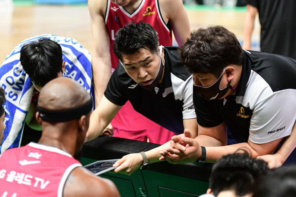 Kbl 컵 대회 결승 좌절 Lg 조상현 감독 자신감 올라설 수 있던 경기 패해 아쉬워