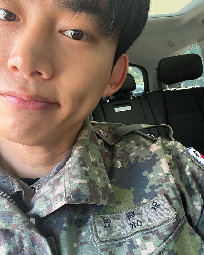 옥택연 첫 예비군 훈련 참석군복 입은 캡틴 코리아