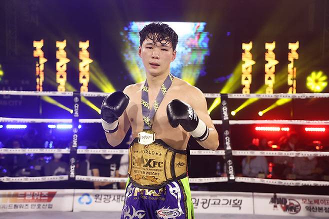 'MAX FC 무서운 신예' 이장한, 김준화 꺾고 새 챔피언 등극