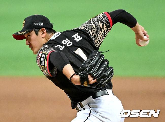 1차전 내준 KT, 2차전 고영표 불펜 투입 승부수..KS 2홀드 경험 믿는다 [준PO2]