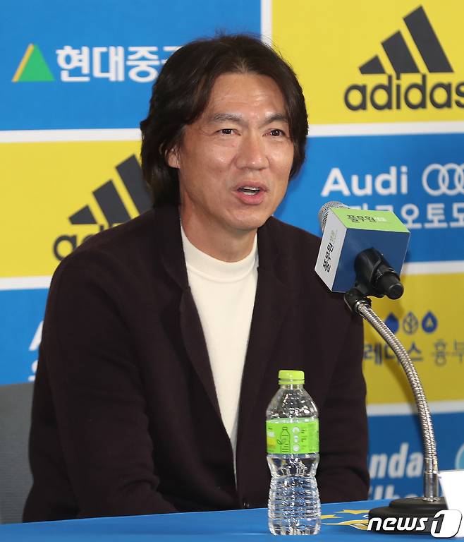 우승 소감 밝히는 홍명보 감독