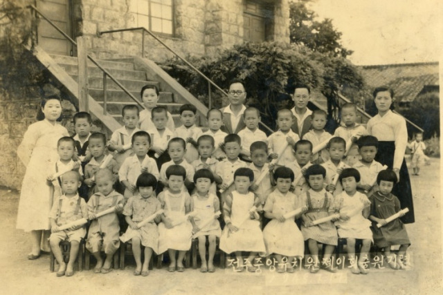 전주 기록물 중 최고 가치는74년 전의 유치원 졸업사진