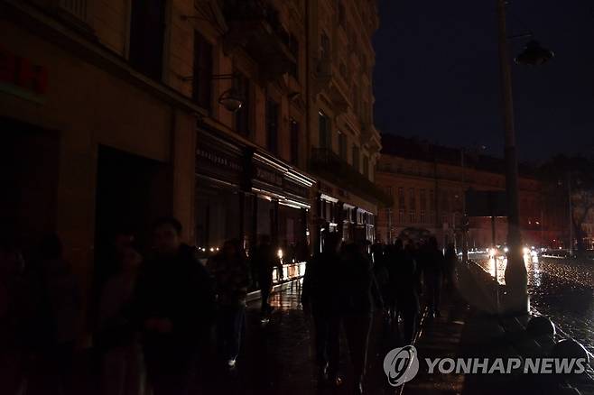 러 대놓고 전쟁범죄폭격에 우크라 1천162개 도시 정전