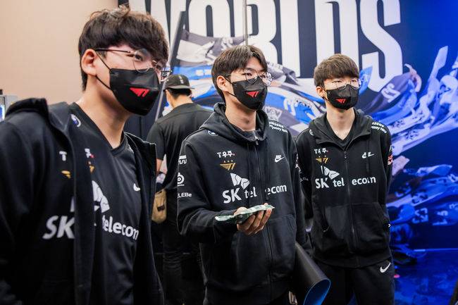 '구마유시+페이커 더블 캐리' T1, RNG에 대역전 2-0 리드..4강 '눈 앞' [롤드컵]