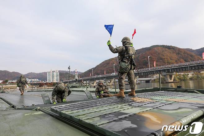 육군 2공병여단 문‧부교 구축 도하작전