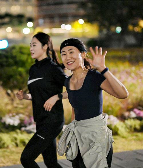 도심 야경 보며 달리다 어느새 마라토너”