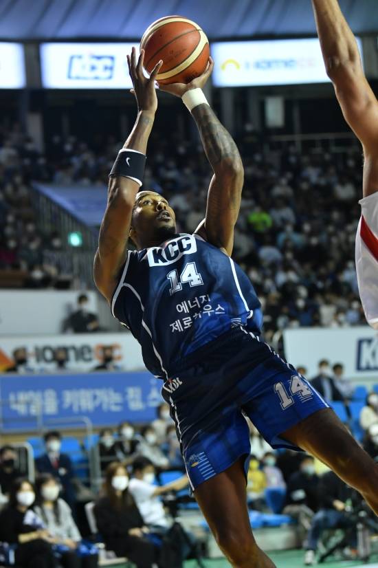 천하의 르브론도 흥미 가졌던 남자, KCC에선 찬밥 신세 왜?