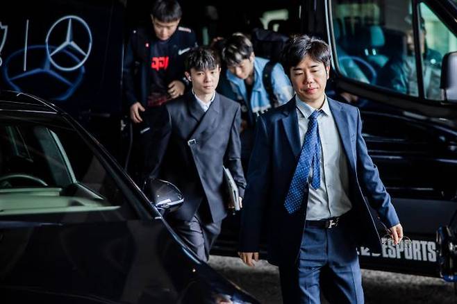 징동 ‘옴므 감독 T1 바론 운영 잘해 루시안 못 잡아 어려웠다” 롤드컵